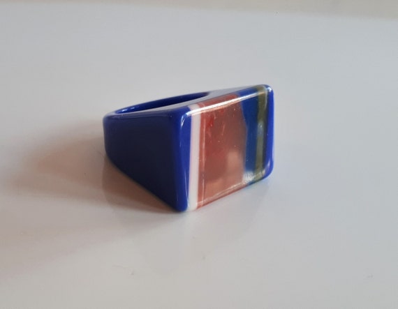 Royal blue lucite plastic ring with layered multicolo… - Gem