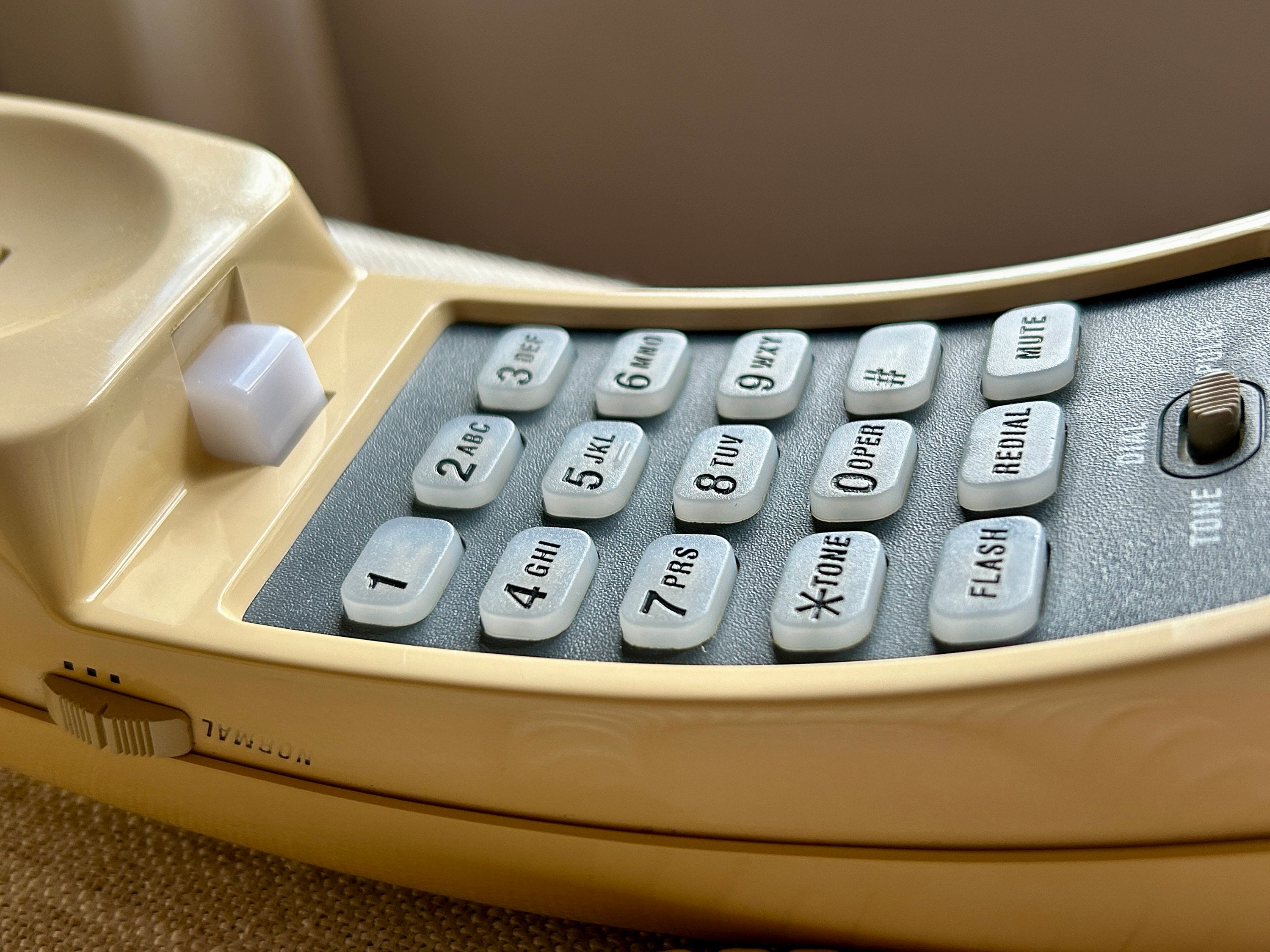 1980s AT&T 210 Basic Trimline Corded Phone, Wall-mountable, 1986 Golden ...