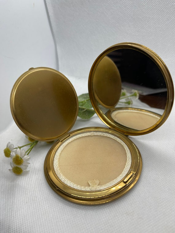 Powder Compact. 1950s Le Rage Powder Compact. Sportin… - Gem