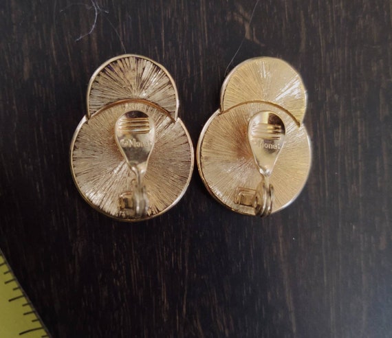 Signed Monet enamel and gold tone clip earrings - Gem