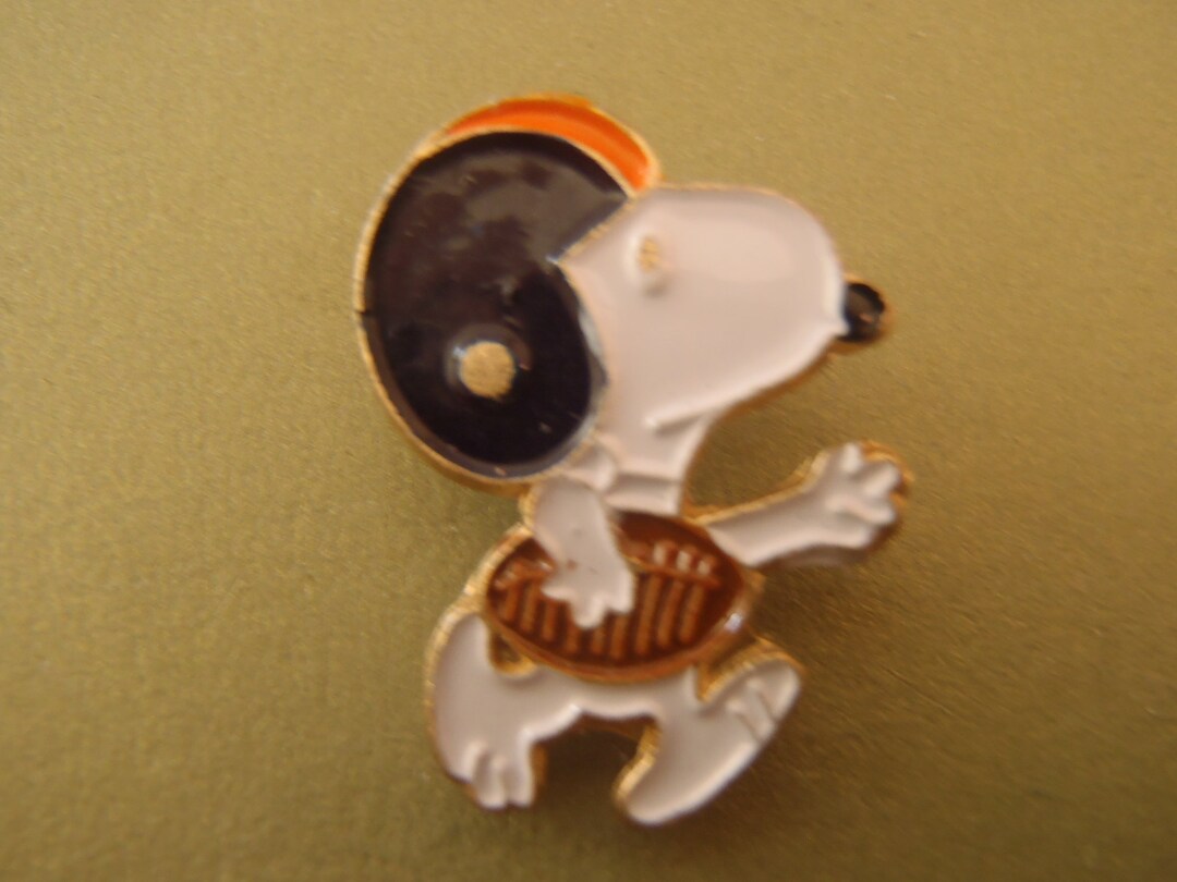 Snoopy Football Player Button 1958 UFS Metal Enamel Vintage Collectible ...