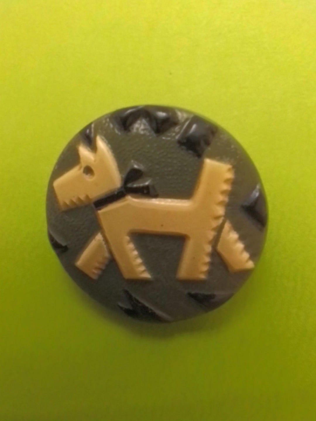 Art Deco Scotty Dog Button Cream Dog on Green Celluloid With Metal Back ...