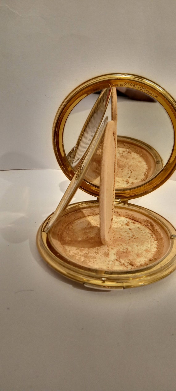 Stratton powder compact, with sifter, the item has be… - Gem
