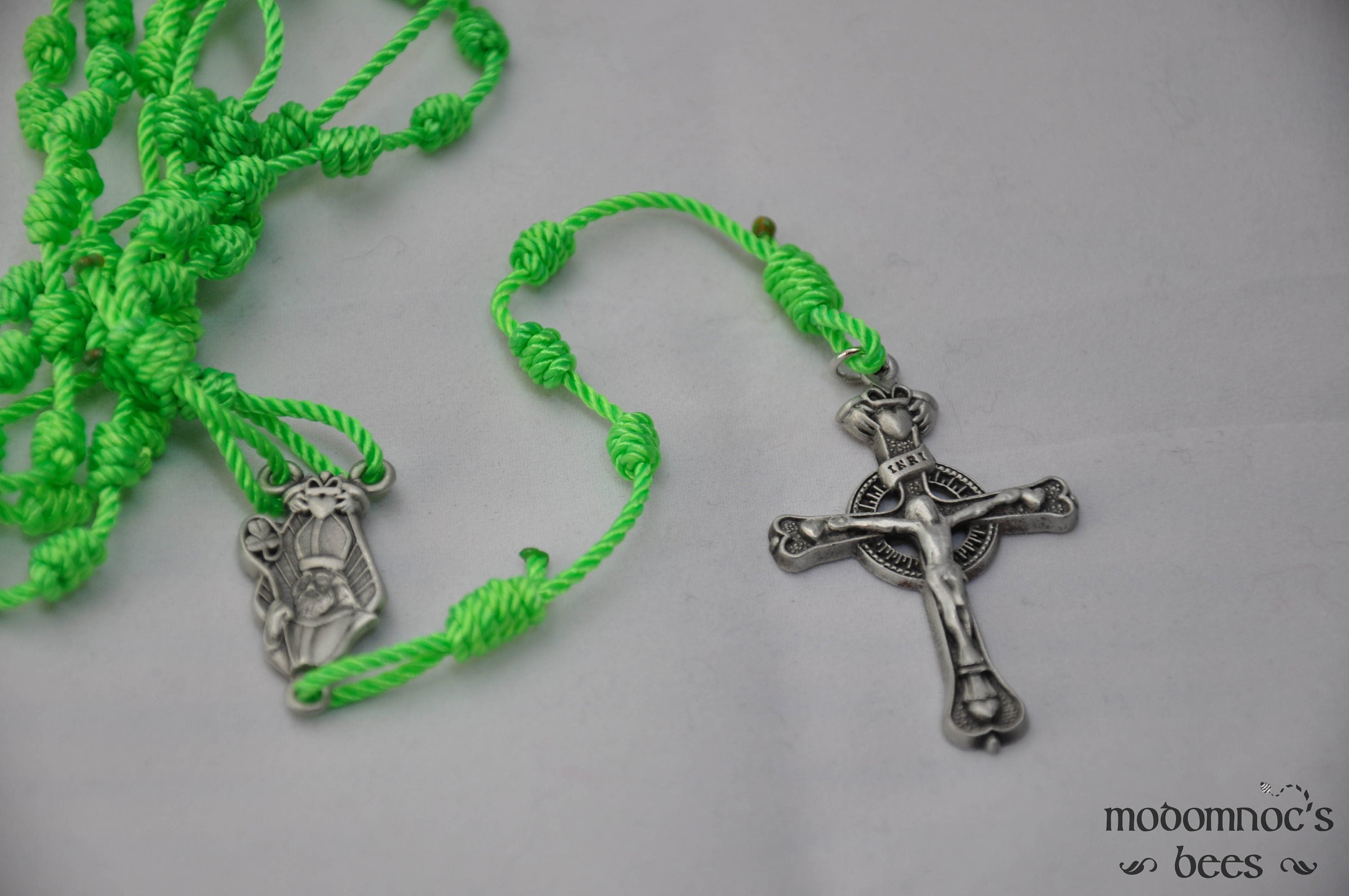 Bright Spring Green St. Patrick Claddagh Knotted Twine Irish Rosary