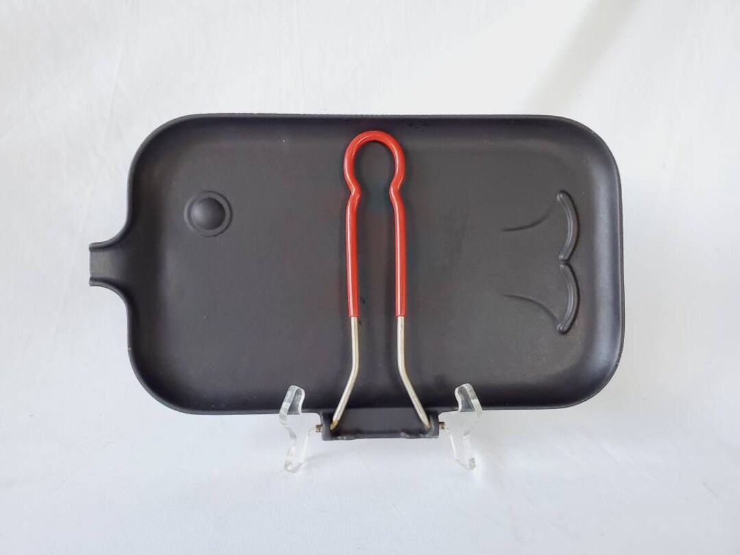 Le Creuset Cast Iron Fish Grill Pan With Folding Red Handle Baking Pan ...
