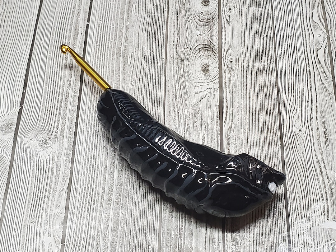 Xenomorph Crochet Hook: Ergonomic Sci-fi Resin Handle - Etsy