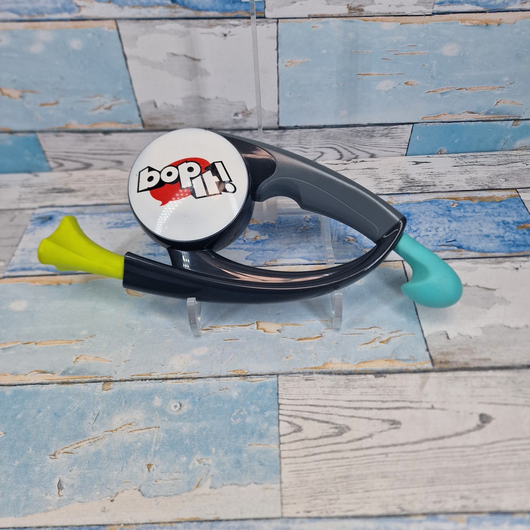 Bop It Refresh Hasbro Classic Electronic Handheld Game Childrens Toy ...