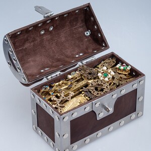 Vernon Roche's Treasure Chest world of the Witcher 3: Wild Hunt ...
