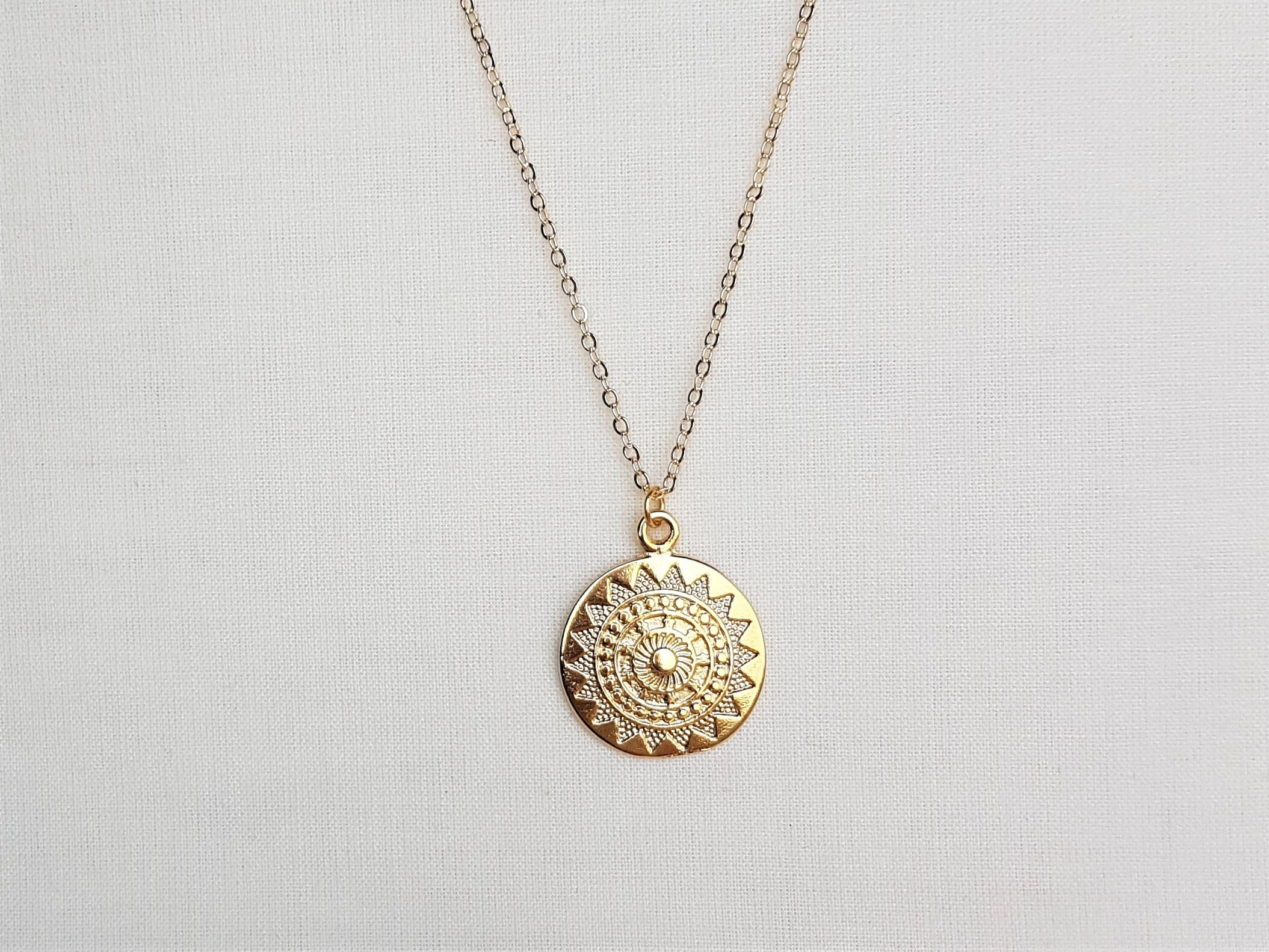 Collar chapado en oro con medallón de sol chapado en oro - Etsy España