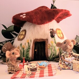 Needle Felted Toadstool House: Wool Mushroom Sculpture - Etsy