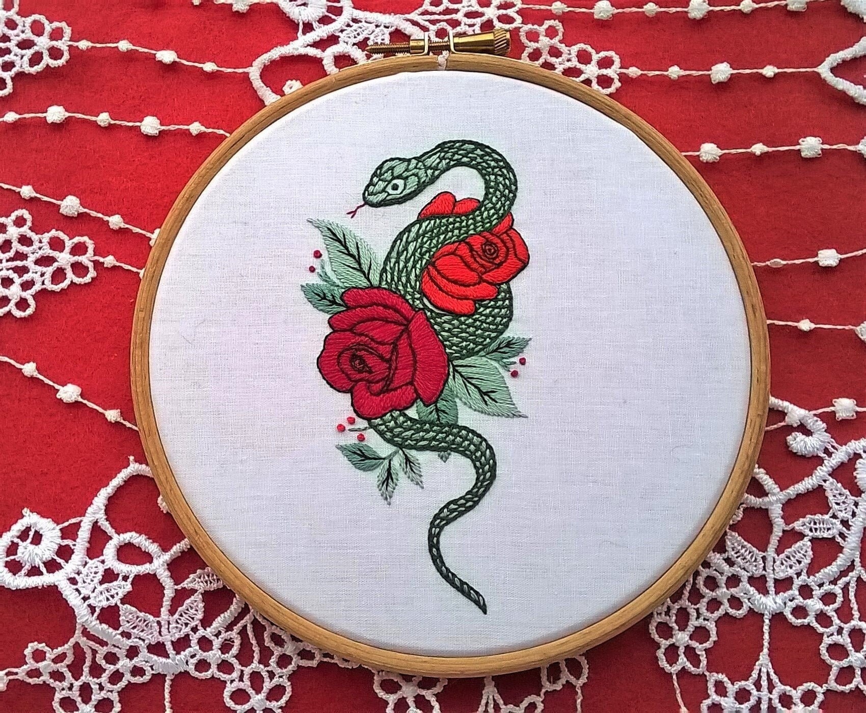 Embroidery KIT snake and roses hand embroidery pattern - Etsy.de
