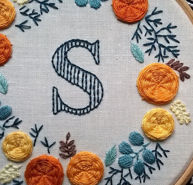 Kit de broderie monogramme initiale et couronne de fleurs - Etsy France