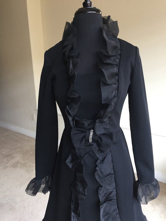 Vintage Modern Black Short Sheath Dress Ruffle Collar… - Gem