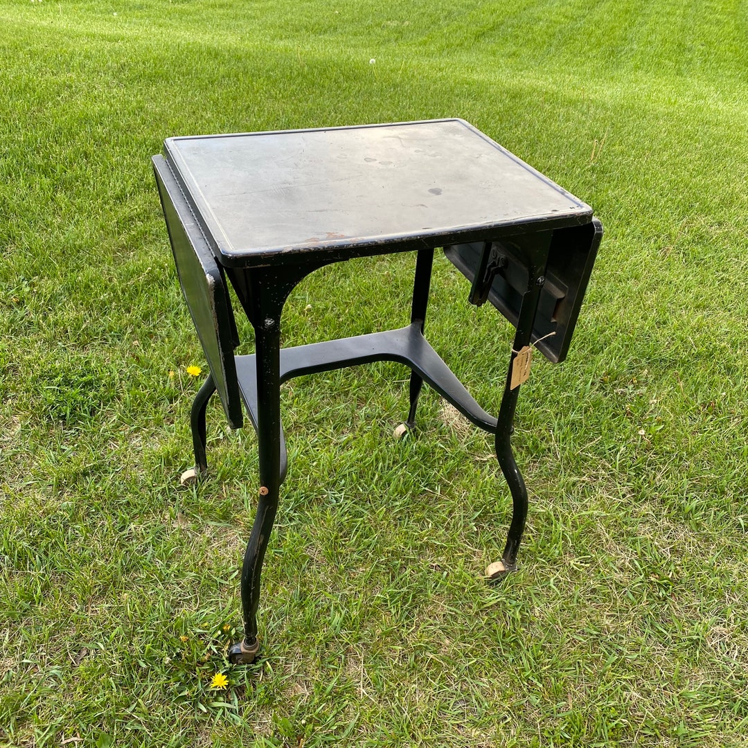 Retro metal table store