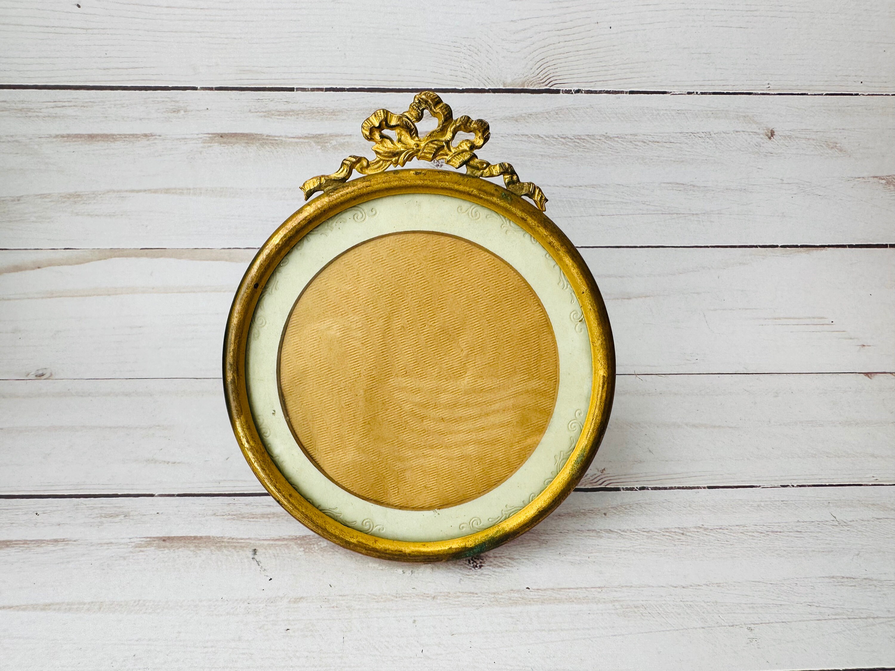 Fancy Oval Frame Gold