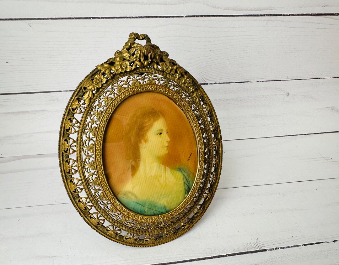 Antique Portrait in Frame With Bow Detailornate Antique Photo ...