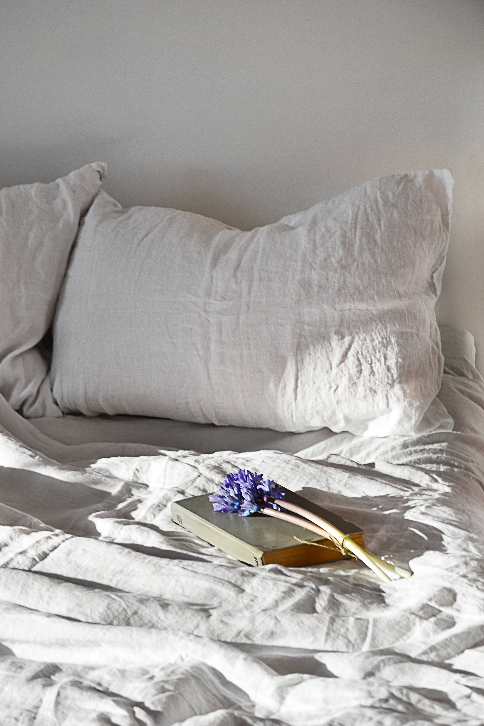 Simple White Complete Linen Bed Set, Duvet Cover, Flat Sheet ...