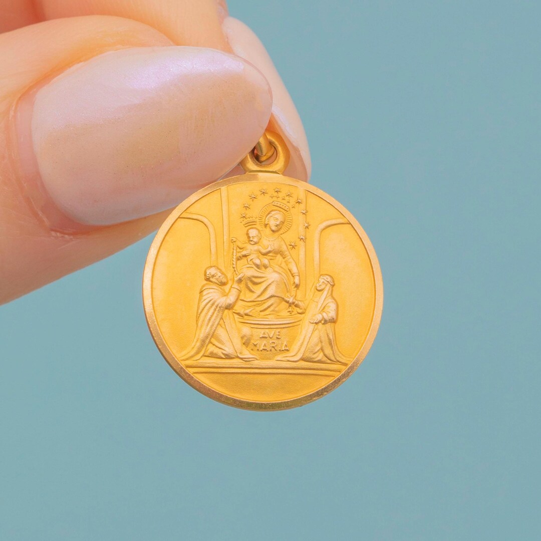 18ct Gold Madonna Medallion Pendant - Etsy