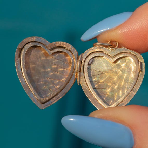 Antique SOLID 9ct Gold Engraved Heart Locket - Gem