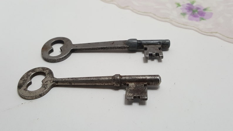 2 Antique Long Metal Skeleton Keys | Etsy