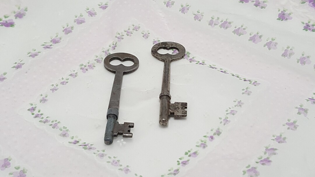 2 Antique Long Metal Skeleton Keys - Etsy