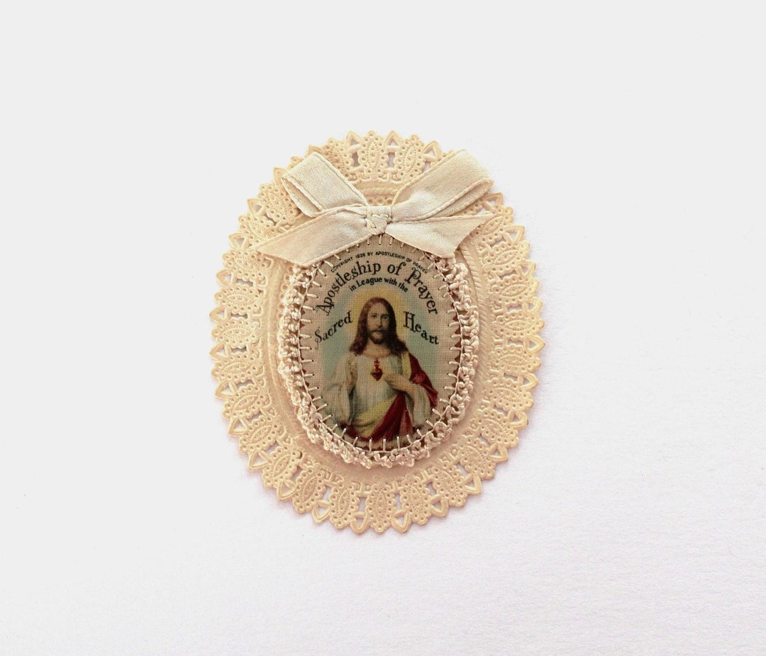 Vintage Sacred Heart of Jesus Badge on Paper Lace - Etsy