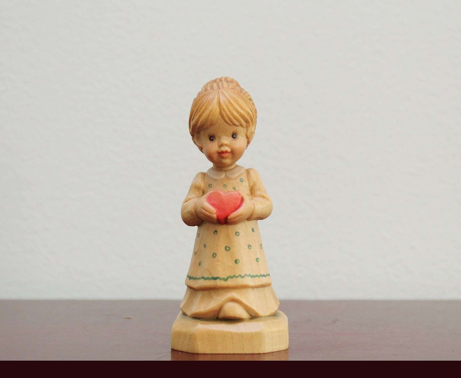 Excellent 4" Scale ANRI Club Sarah Kay Wood Carving 'gift of Love ...