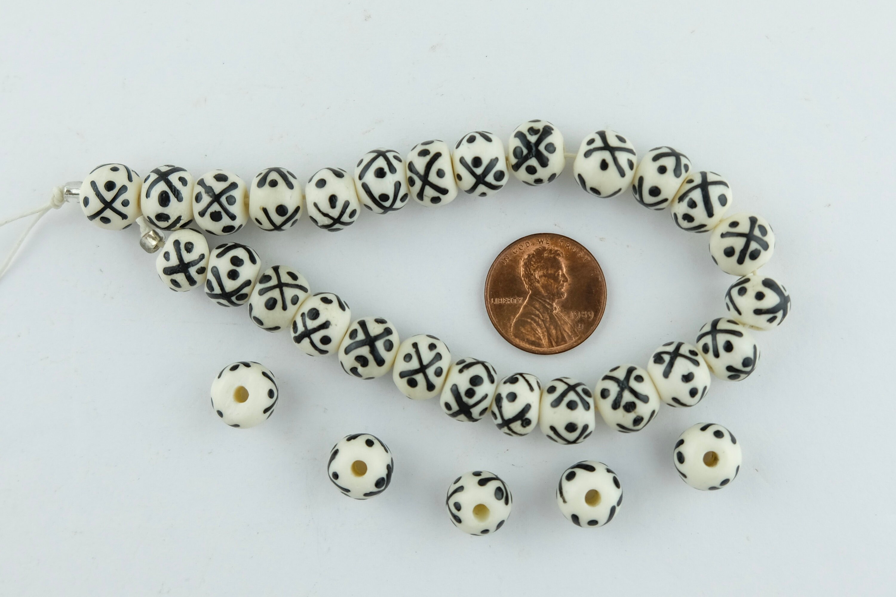 26 White & Black Bone Beads. 10mm Handmade Pattern White Bone - Etsy