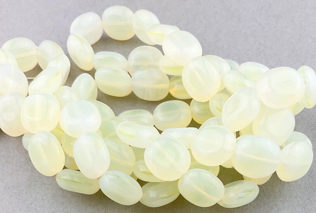 40 Uranium Glass Czech Beads UV Reactive CZS-38 - Etsy