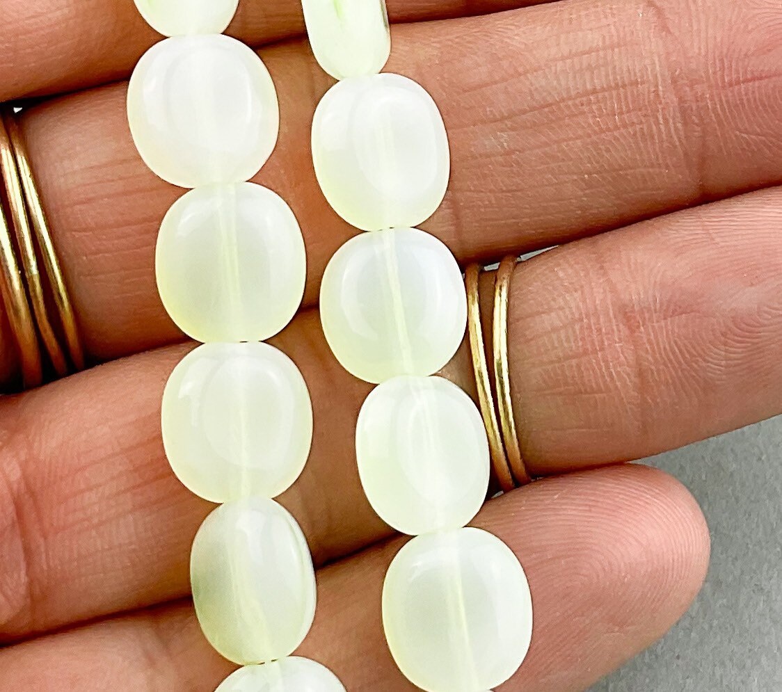 40 Uranium Glass Czech Beads UV Reactive CZS-38 - Etsy