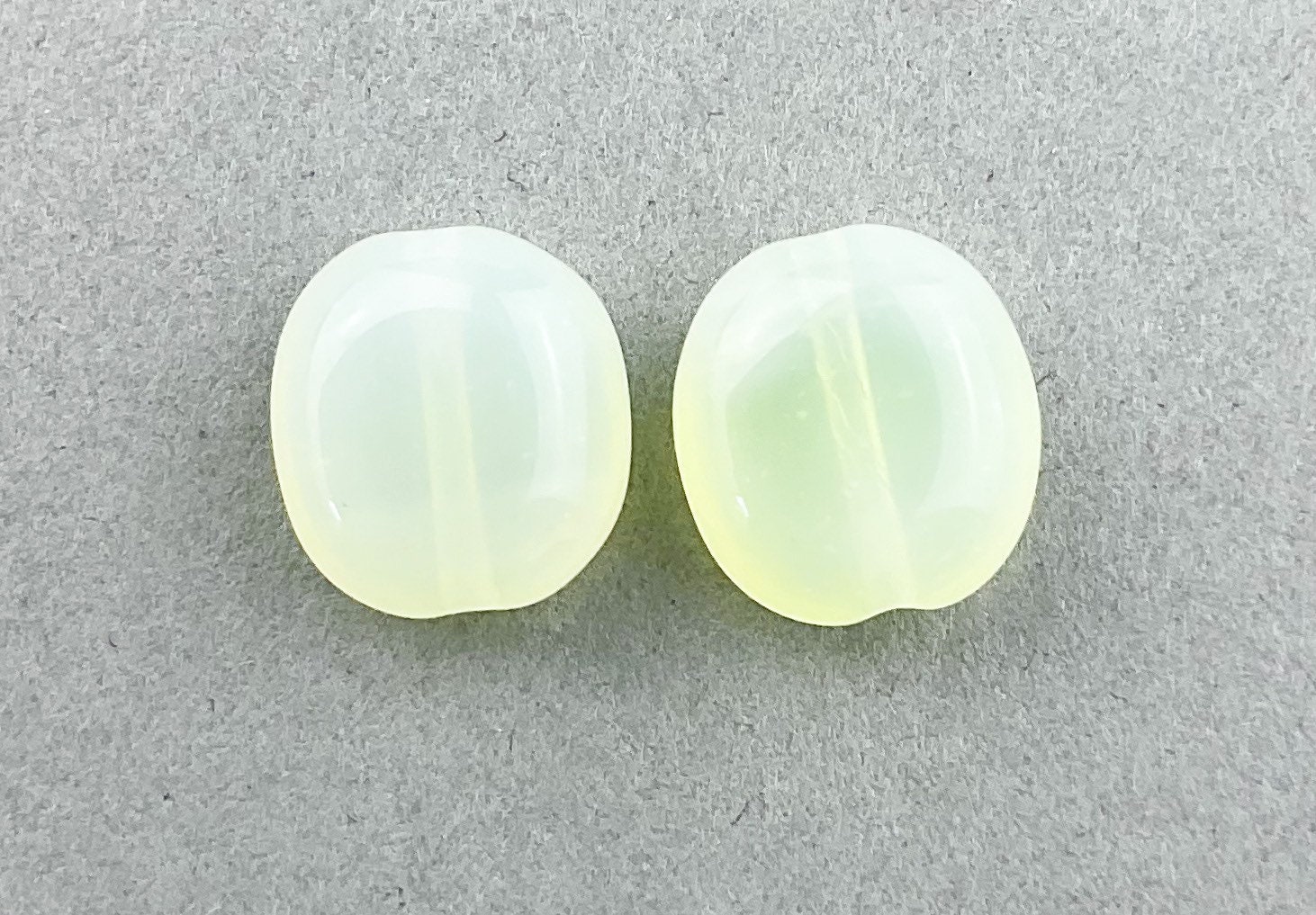 40 Uranium Glass Czech Beads UV Reactive CZS-38 - Etsy
