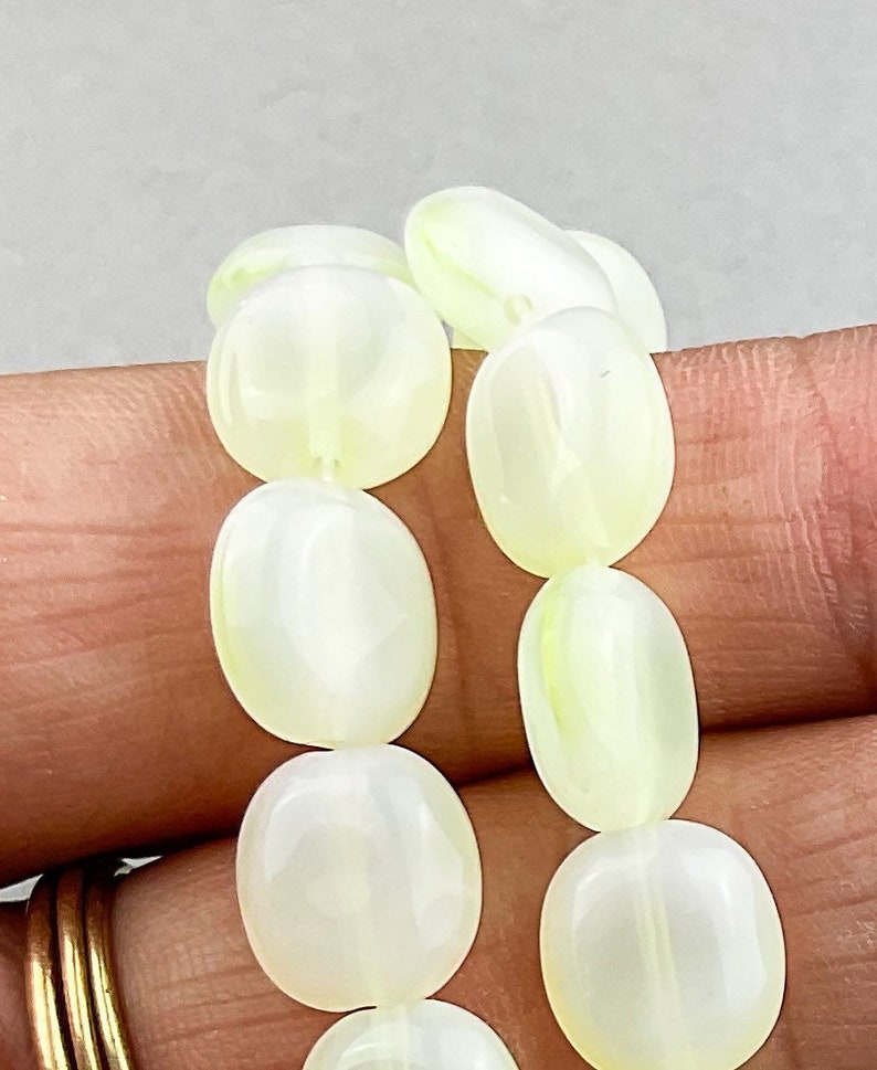 40 Uranium Glass Czech Beads UV Reactive CZS-38 - Etsy