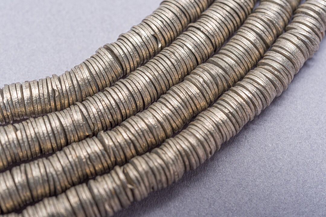 900 Antique Silver Interlocking Cap Beads. Long Strand 4mm Interlocking ...