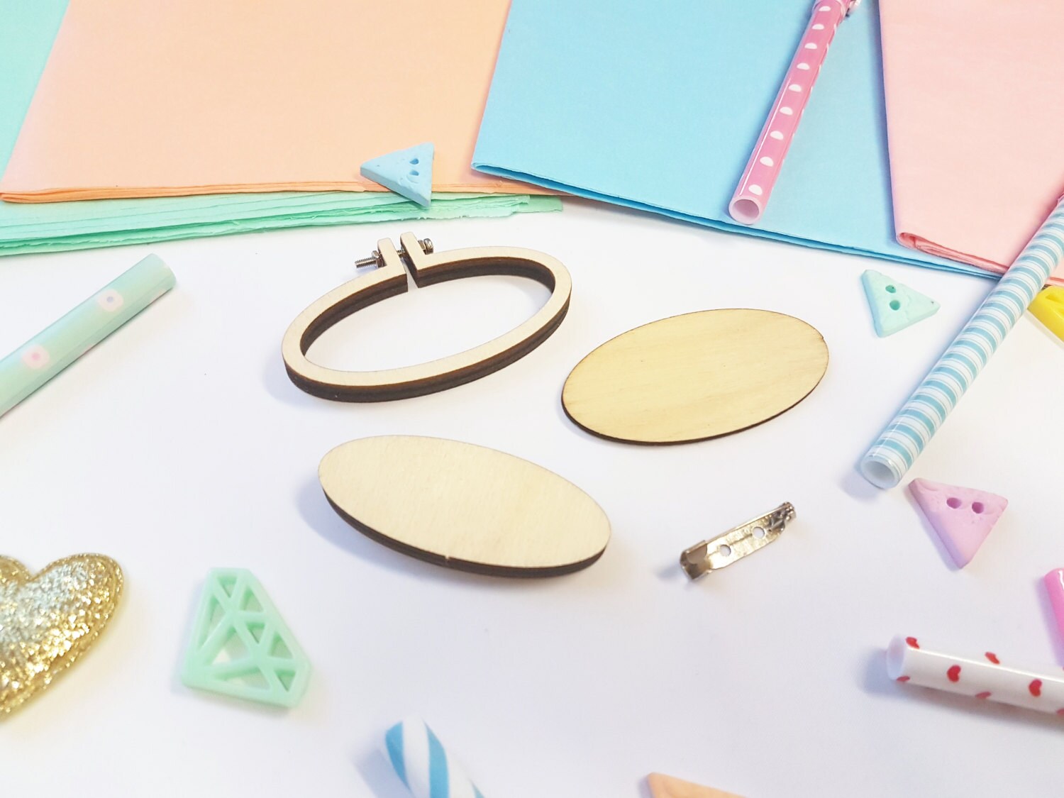 Tiny Embroidery Hoop Kit W/ Brooch Small Wooden Hoops - Etsy