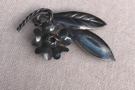 Mid century sterling sculpted flower floral brooch wi… - Gem