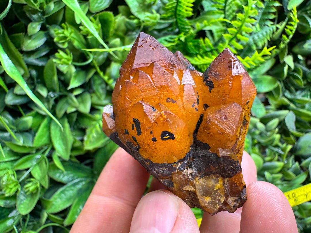 Limonite de quartz : amas de spécimens de minéraux cristallins naturels ...
