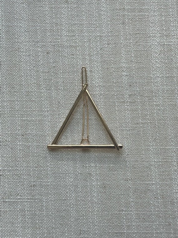 Triangle barrette store
