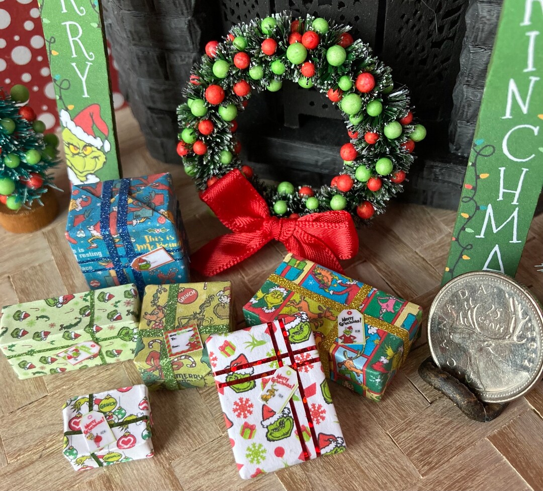 Miniature Grinch Christmas Wreath and Gifts for Dollhouse, Roombox ...