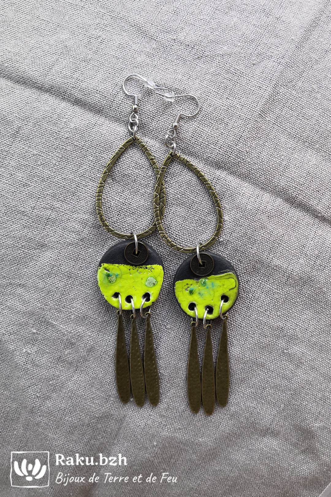Lange grüne Ohrringe aus IDO-Raku, Charm-Ohrringe aus Bronze und ...