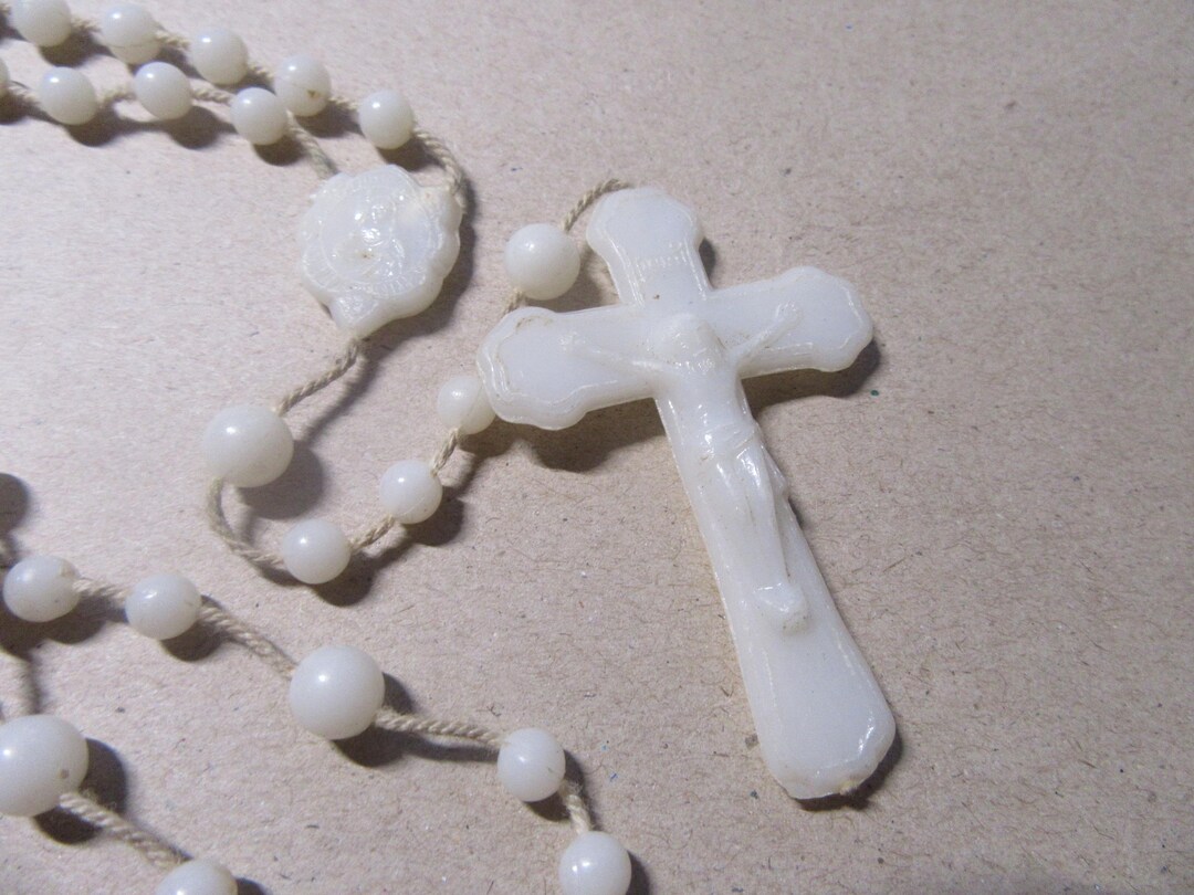 Vintage 1950-1960's Round Faceted Ivory Colored Lucite Bead Raised ...