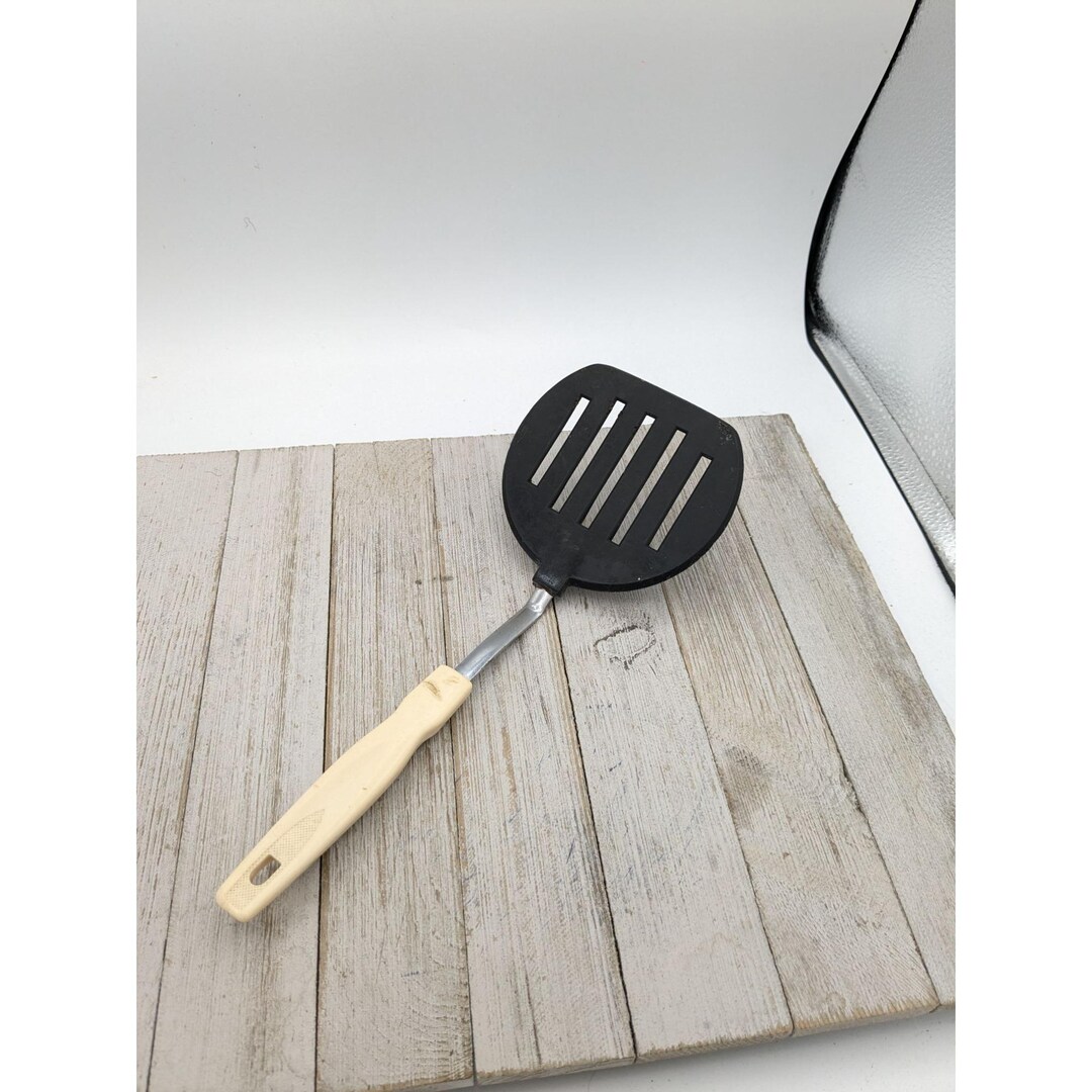 Vintage Japan Slotted Wide Flipper Turner 11" Almond Handle Black Head ...
