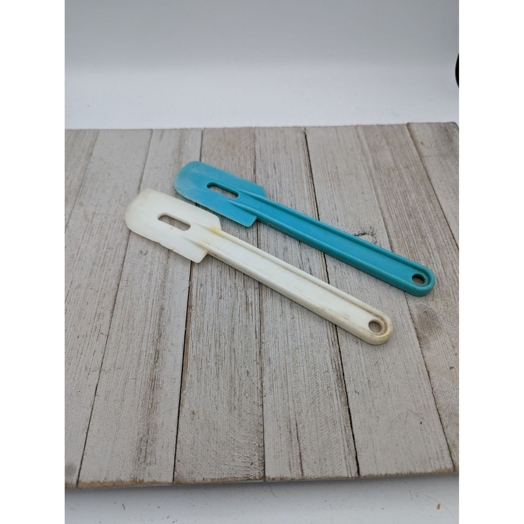 Set of 2 Nylon Scraper Spatula Batter Beater Cleaner White Blue 9 ...