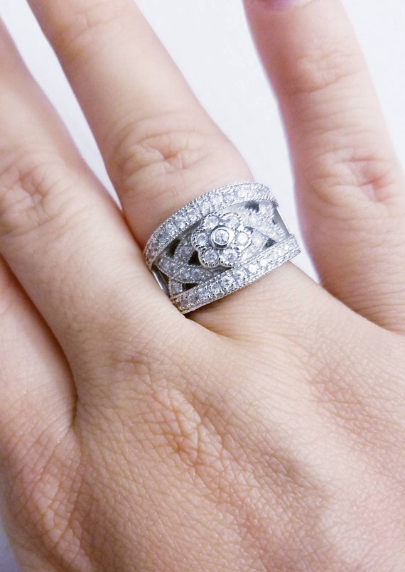 Chunky silver ring with - Gem