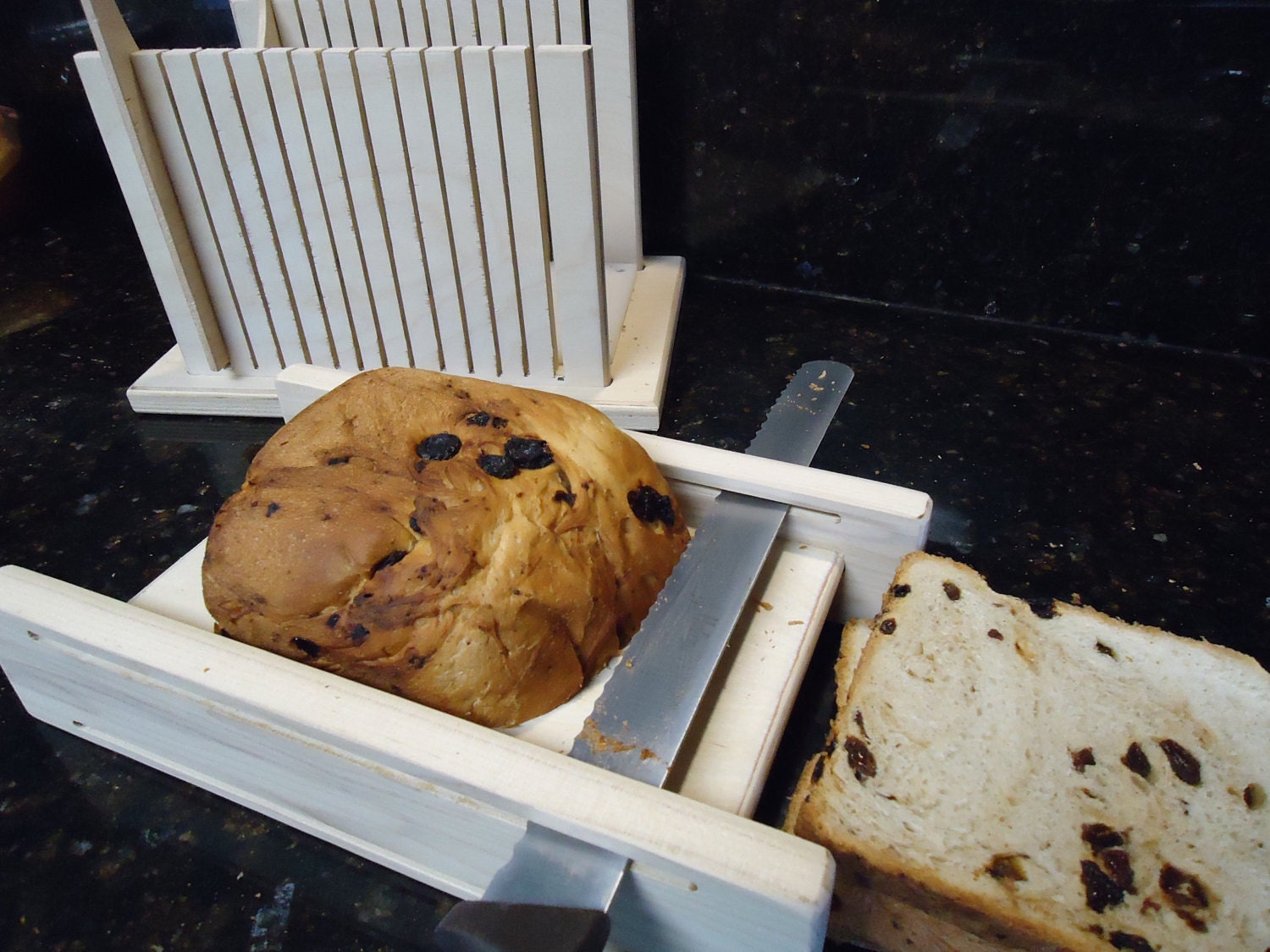 Vertical bread slicing guide