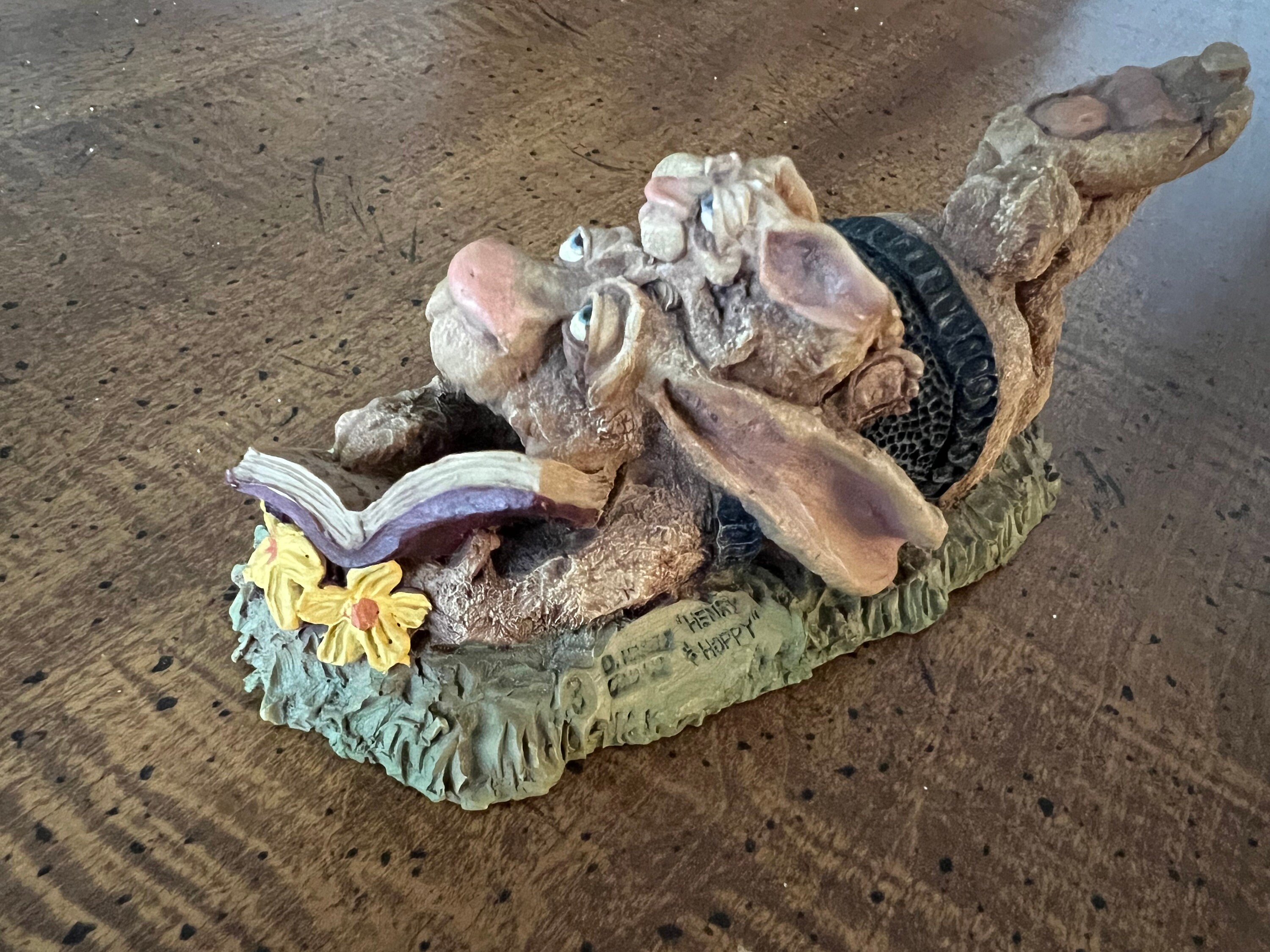 Vintage Rabbit Figurine: Frumps Henry and Hoppy Reading Statue - Etsy