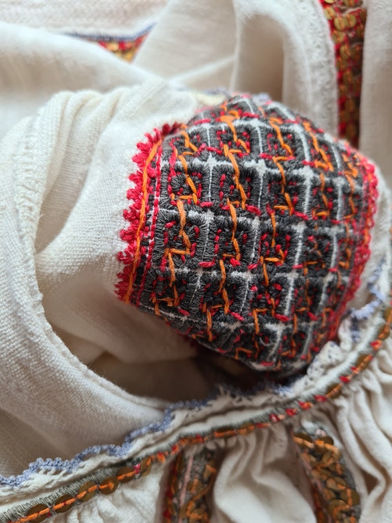 Antique Romanian traditional handmade embroidered hea… - Gem