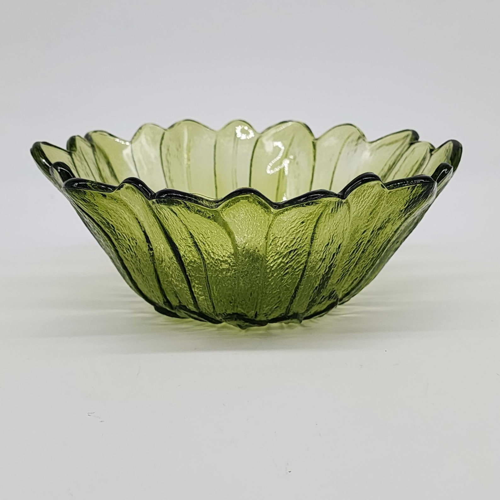 1960s Vintage Indiana Glass Co Lily Pons Green Glass Sunflower Bowl 7 ...