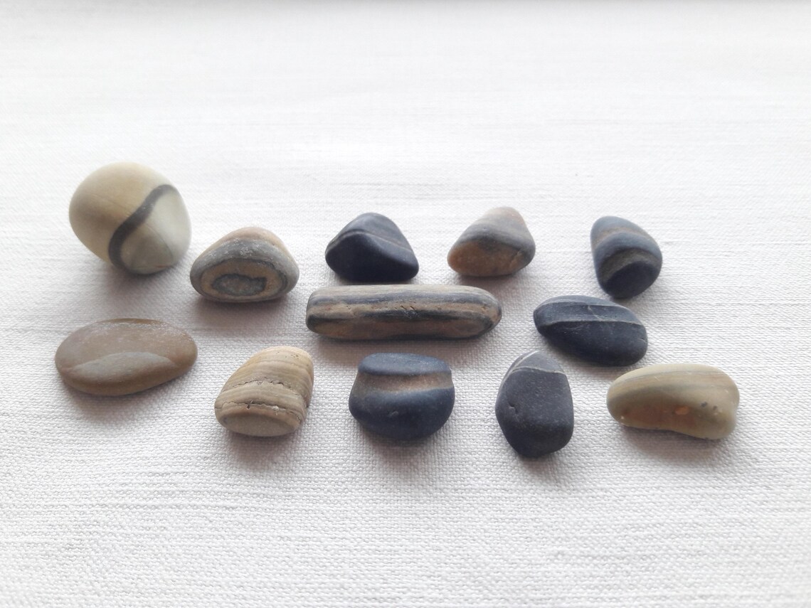 Finely Striped Pebbles, Assorted Ridged and Polished Pebbles, 15 Medium ...