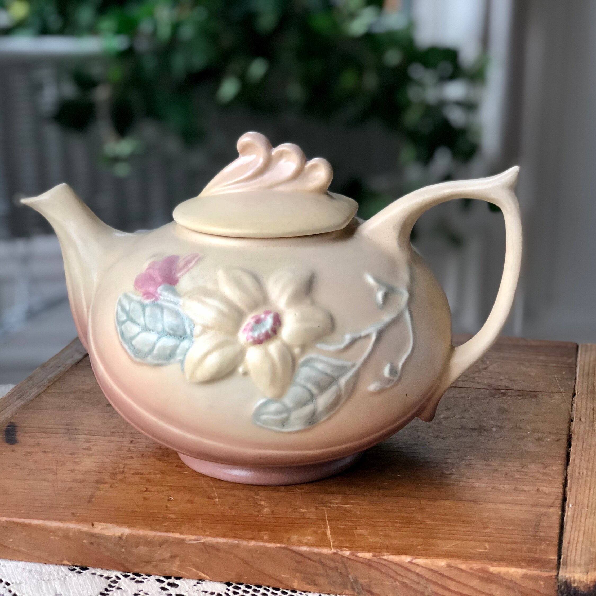 Hull Tea Pot & Lid Magnolia Art Pottery, Vintage 1946-46 ...... Cottage ...