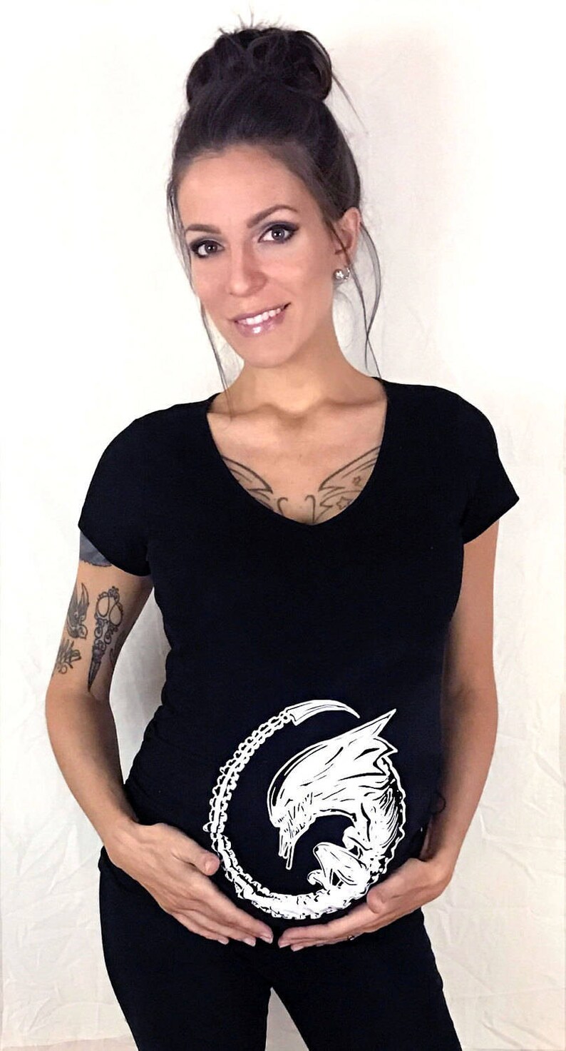 Queen Alien Fetus Maternity T-shirt - Etsy